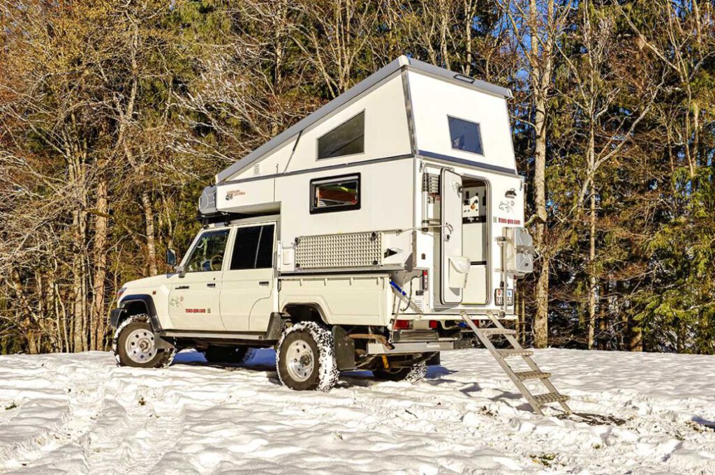 Toyota HZJ mit Sandkorn-Leichtbau-Kabine - vanlifemag.de