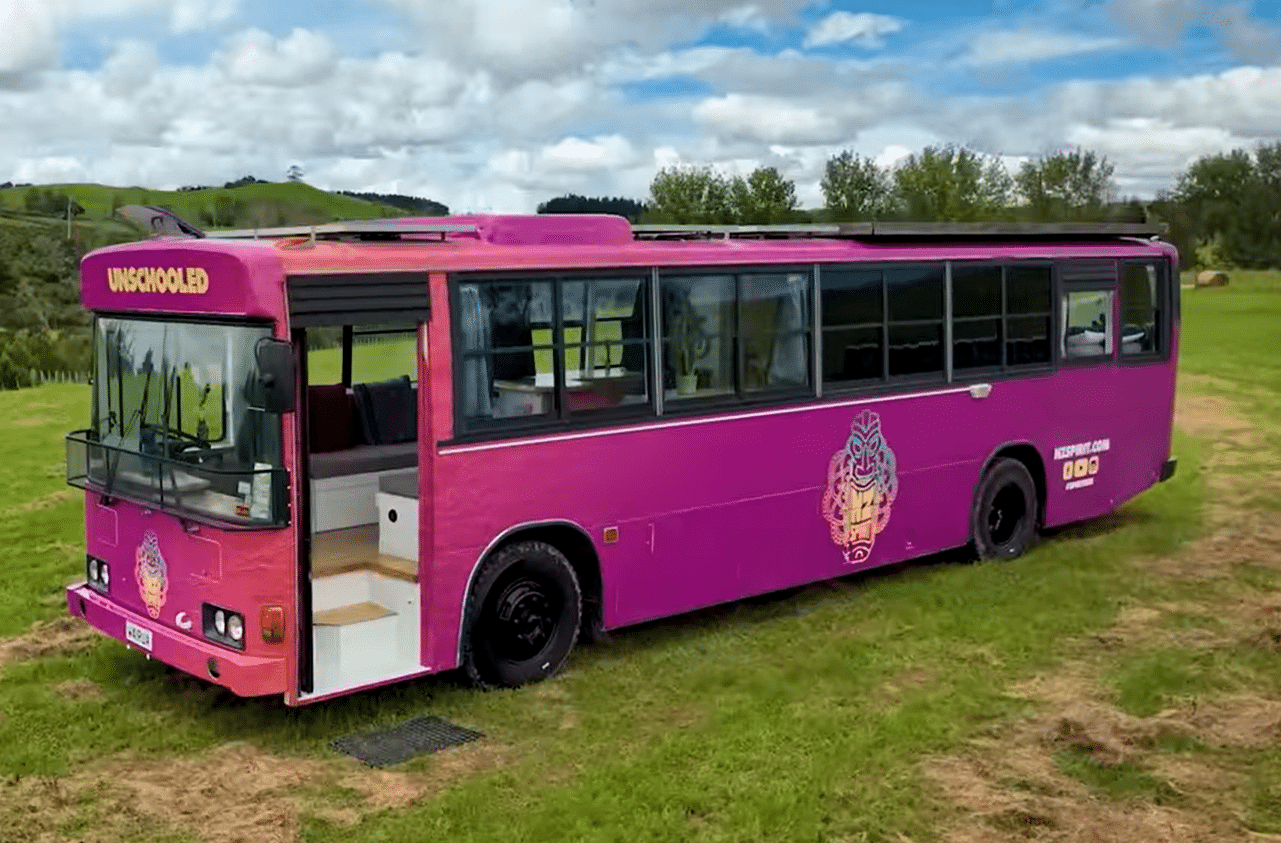 Ehemaliger Schulbus als Wohnmobil - Rockstar mit tollem Unikat