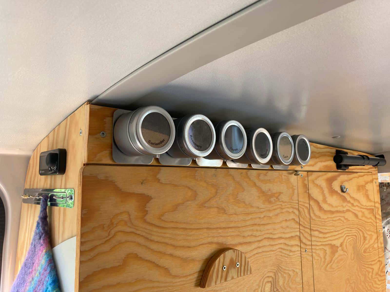 Magnetisches Gewürzregal für den Van - vanlifemag.de