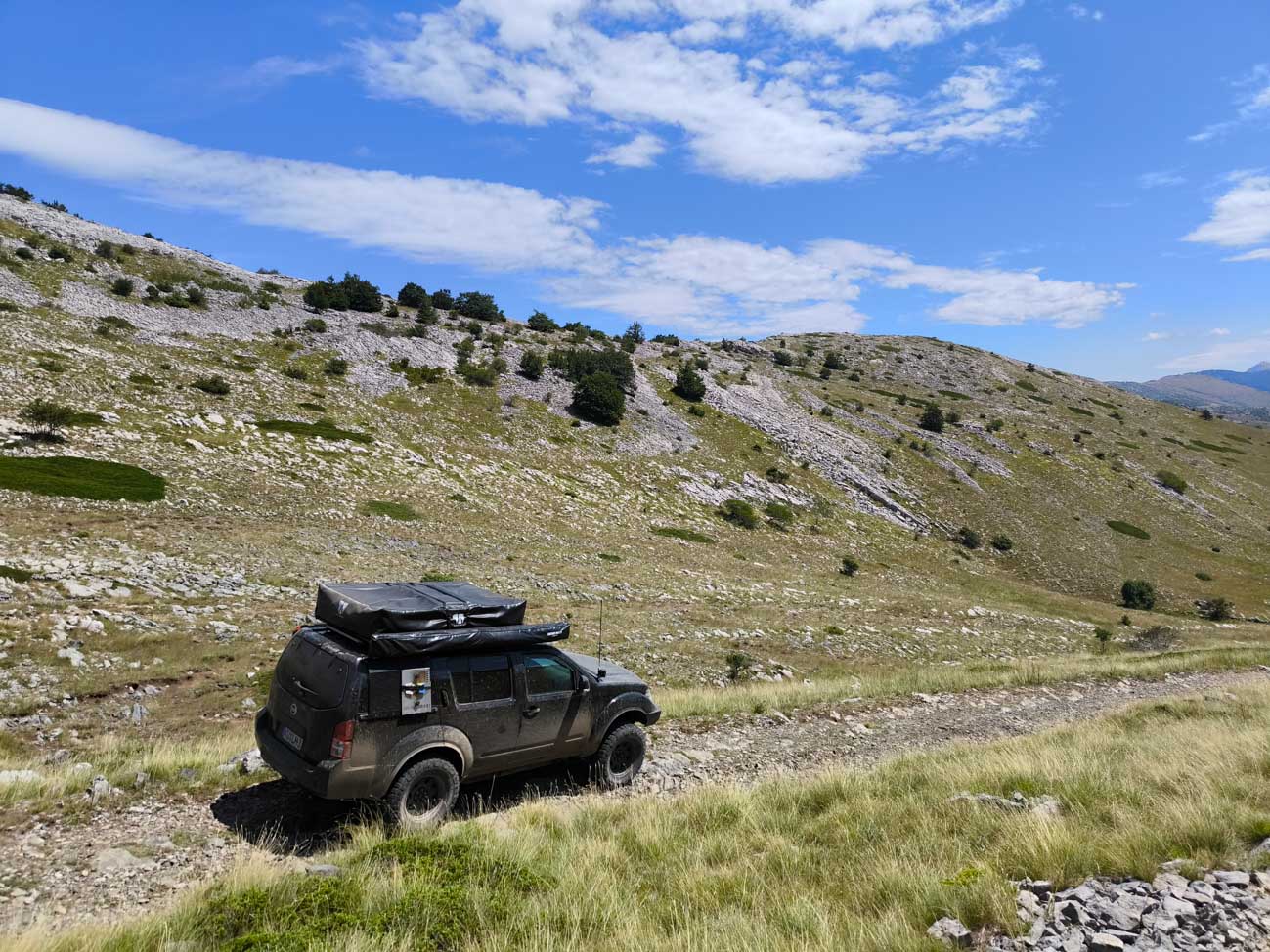 Nissan Pathfinder als Offroad-Camper mit Dachzelt - vanlifemag.de