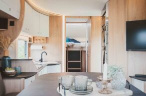 Wochner Mujaro II 570 ABG: Alkoven-Luxus für Vanlife-Begeisterte ...